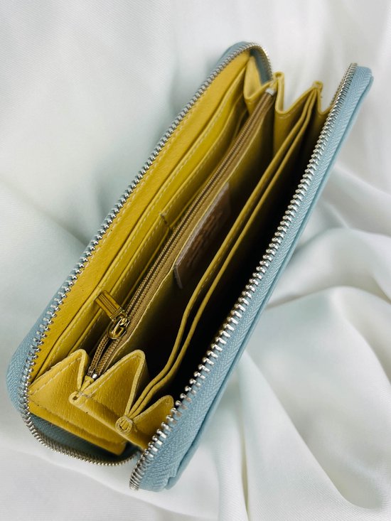 Wearable Stories Wallet Big Light Blue | bol.com