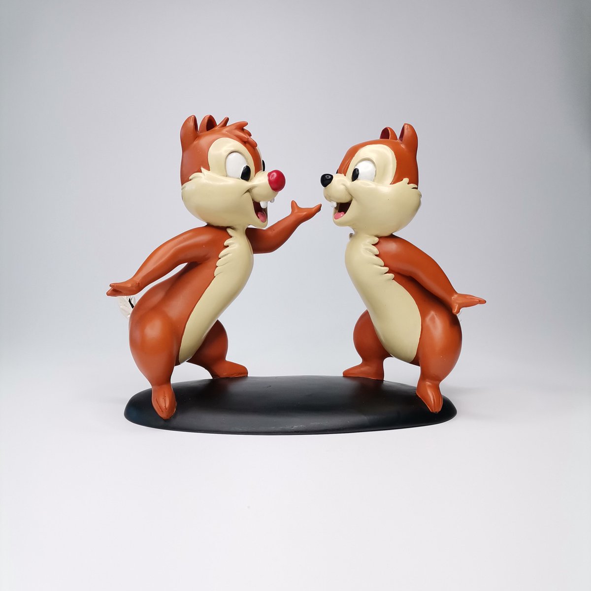 Disney, Statue, Figurine Chip & Dale Chatting . Beeldje Knabbel ...
