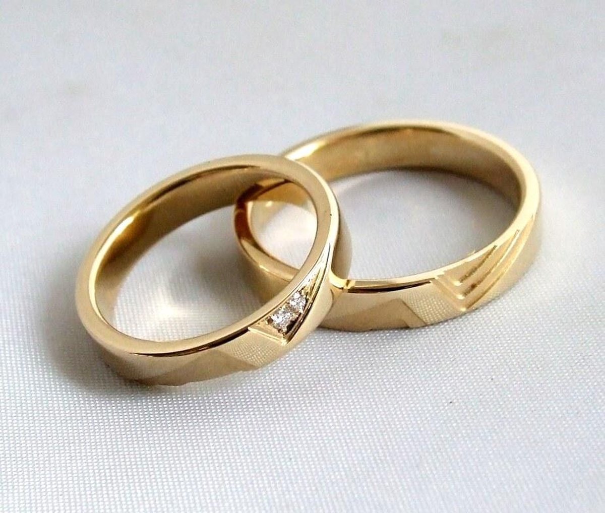 Gouden trouwringen met 2 diamanten | bol.com