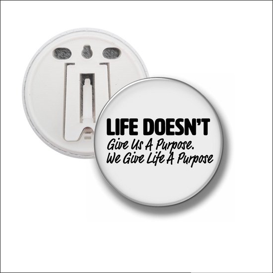 Button Met Clip 58 MM - Life Doesnt Give Us A Purpose | bol