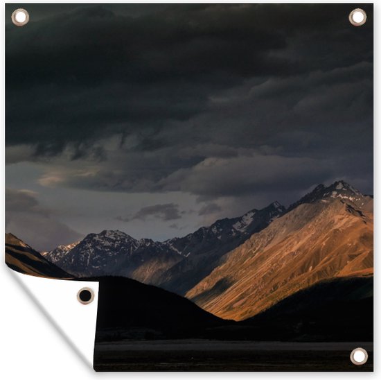 Tuin poster Donkere lucht boven het Nationaal park Aoraki/Mount Cook op ...