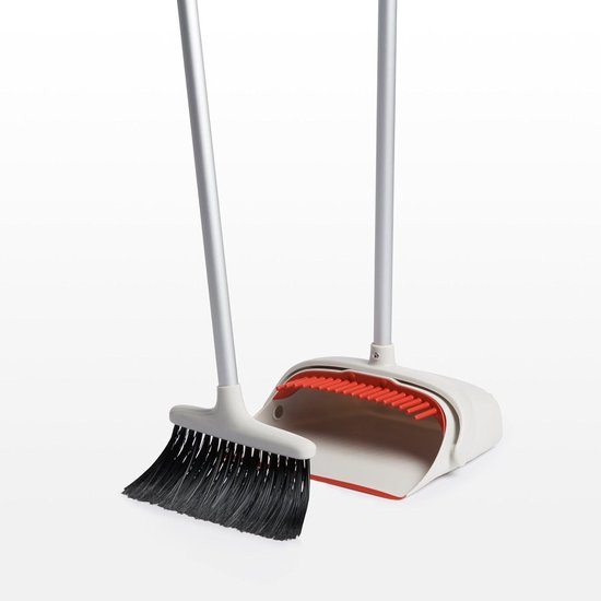Bezem en blik set met Good Grips handvat van OXO | bol