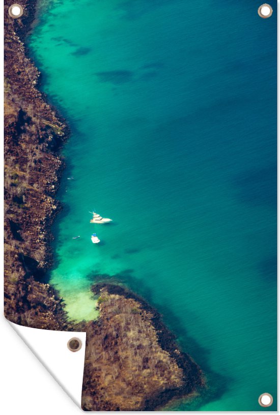 Une vue aérienne de l'eau de mer claire à la plage tropicale sur les ...