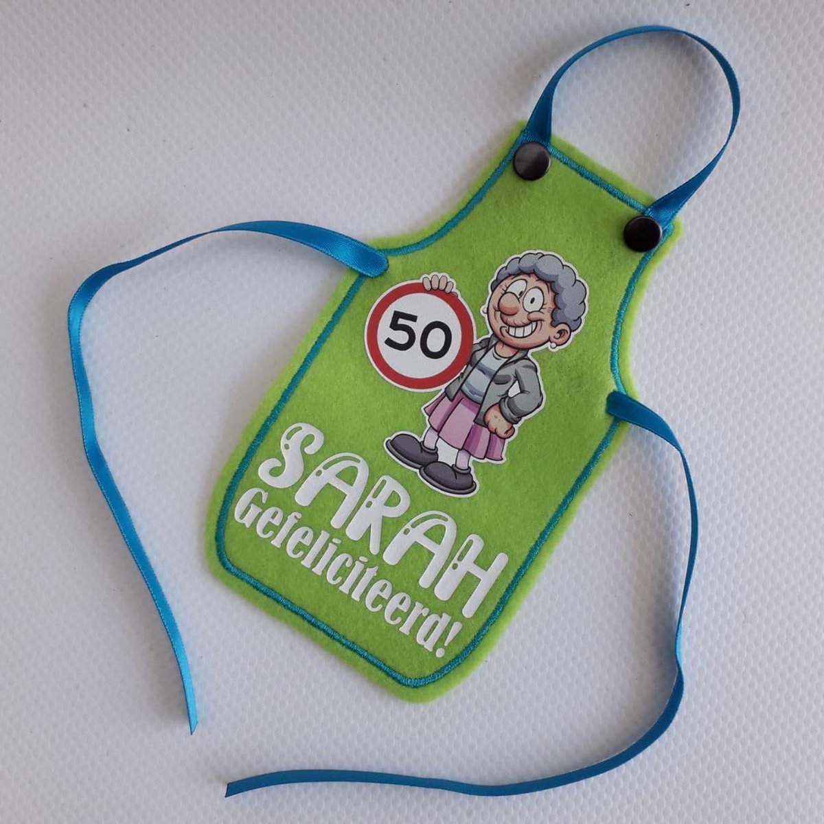Groen schortje voor bierfles met "Sarah Gefeliciteerd!" - biertje ...