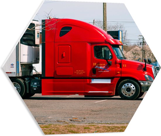 PVC Schuimplaat Hexagon - Rode Truck op Parkeerplaats - 50x43.5 cm Foto ...