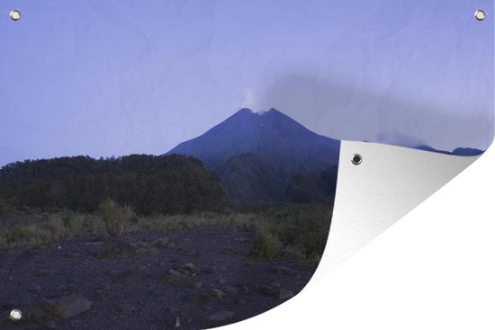 Le Mont Merapi à l'heure bleue à Gunung Merapi en Indonésie Affiche de ...