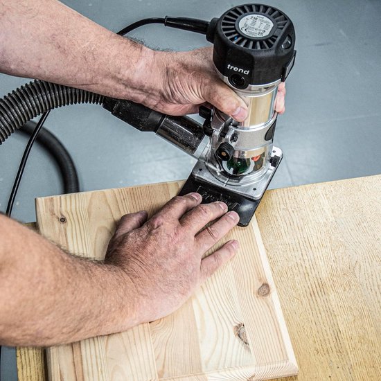 Compacte Bovenfrees 710W met Precisie Trimmbasis en 8mm Spantang | bol