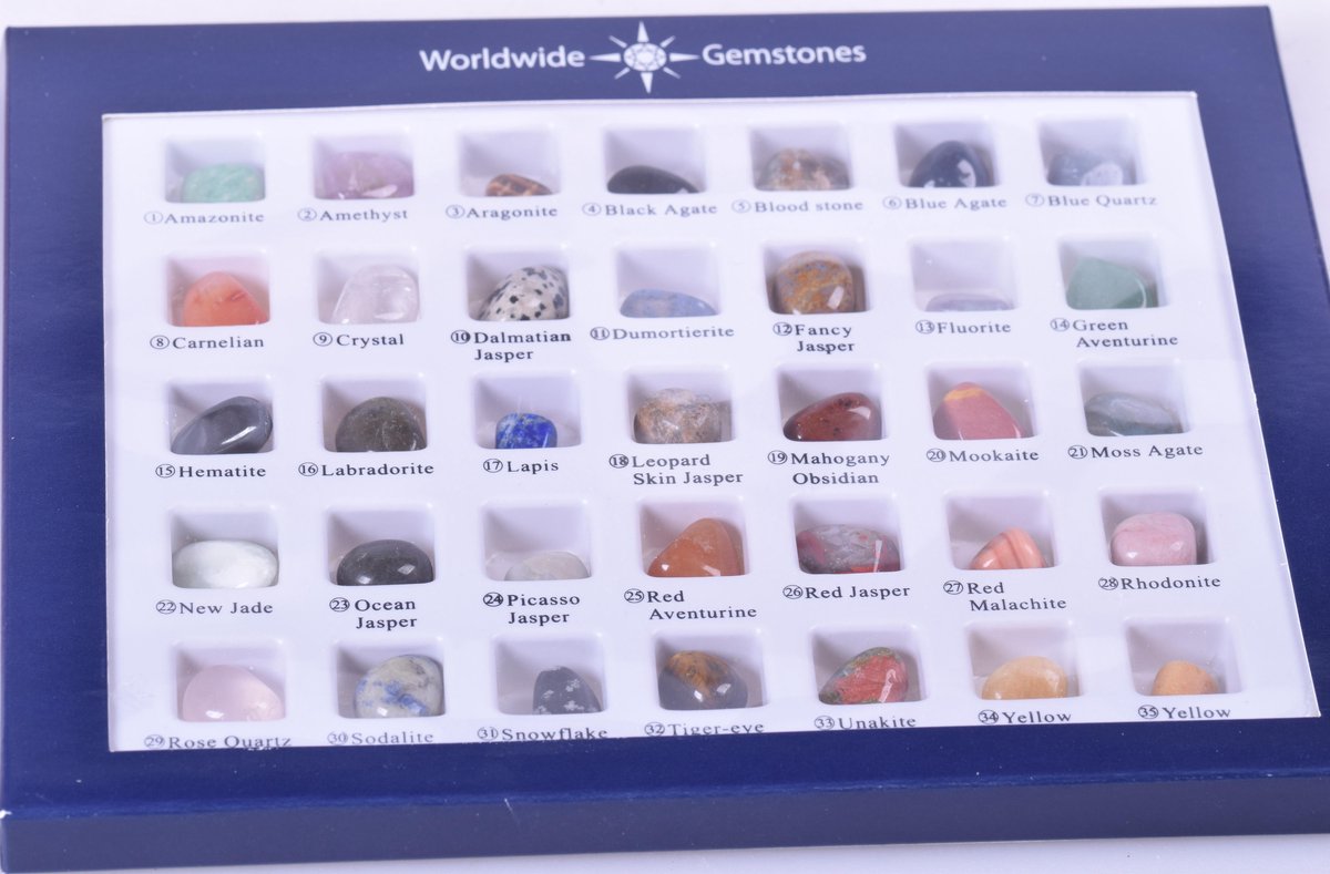 35 Trommelstenen (mineralen/edelstenen) + grote landkaart waar ze ...