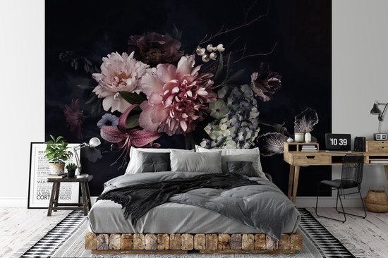 Fotobehang - Vinyl Behang - Boeket met Bloemen op Zwarte Achtergrond ...