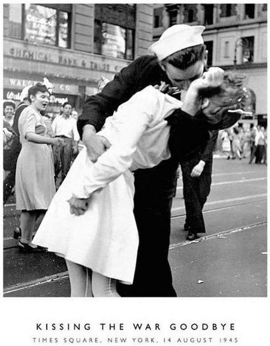 Kunstdruk Photography Coll, - Kissing the War Goodbye 60x80cm | bol