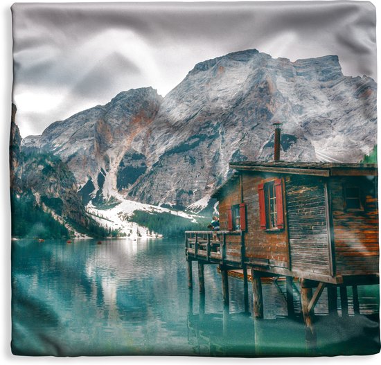 Kussenhoes 45x45 cm - Houten huis aan het meer Lago di Braies in Italië ...