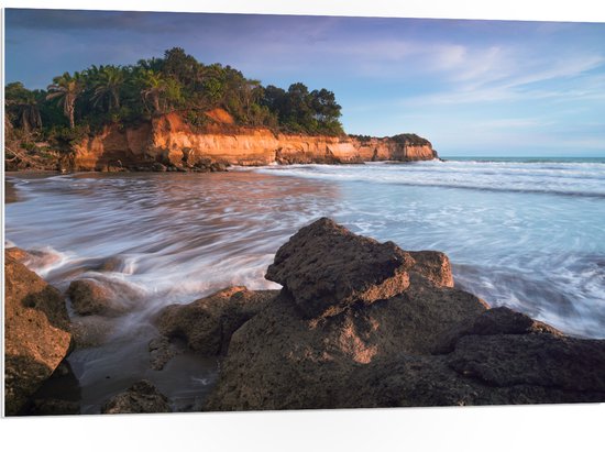 PVC Schuimplaat - Stapel Rotsen bij Zeewater met Heuvels en Bomen ...