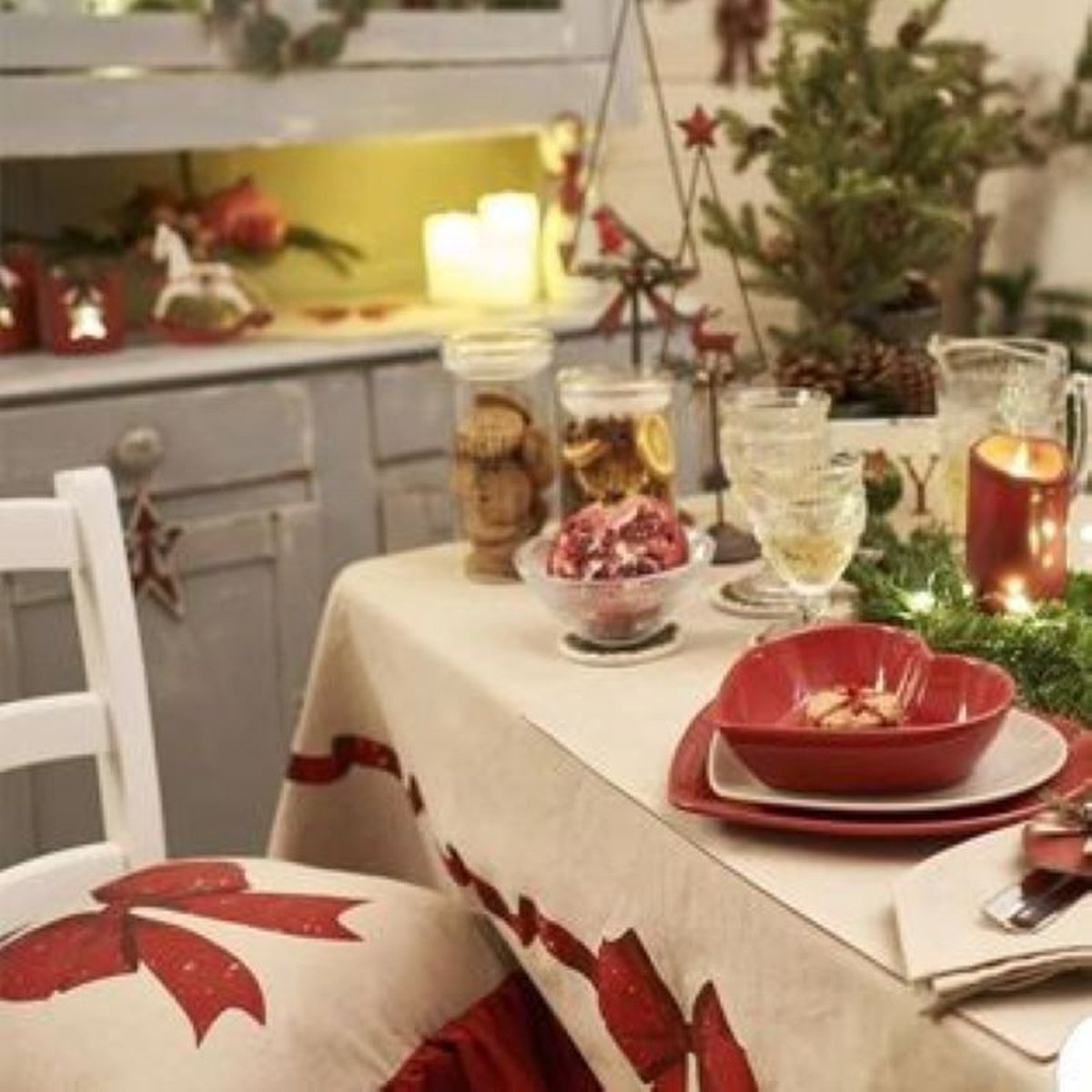 Italiaans Elegant tafelkleed met rode strik afgewerkt , ideaal voor de ...