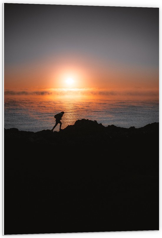 WallClassics - PVC Schuimplaat- Man lopend over Berg aan de Zee met Zonsondergang -... | bol