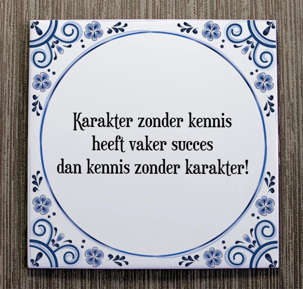 Tegeltje met Spreuk (Tegeltjeswijsheid): Karakter zonder kennis heeft vaker succes dan... | bol.com