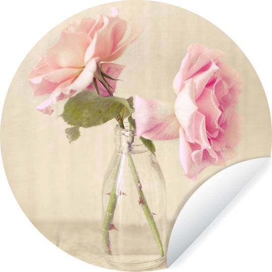 WallCircle - Muurstickers - Behangcirkel - Twee roze rozen als decoratie in een glazen... | bol.com