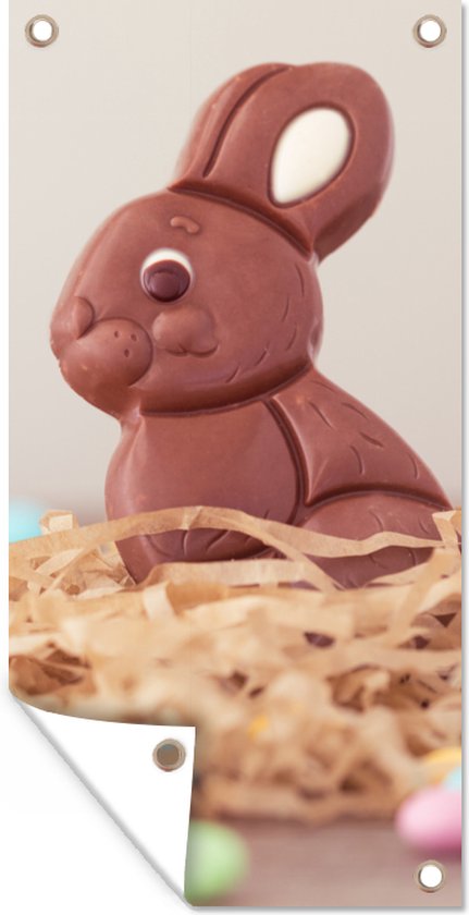 Wanddecoratie buiten Een konijn van chocolade met eitjes tijdens Pasen ...