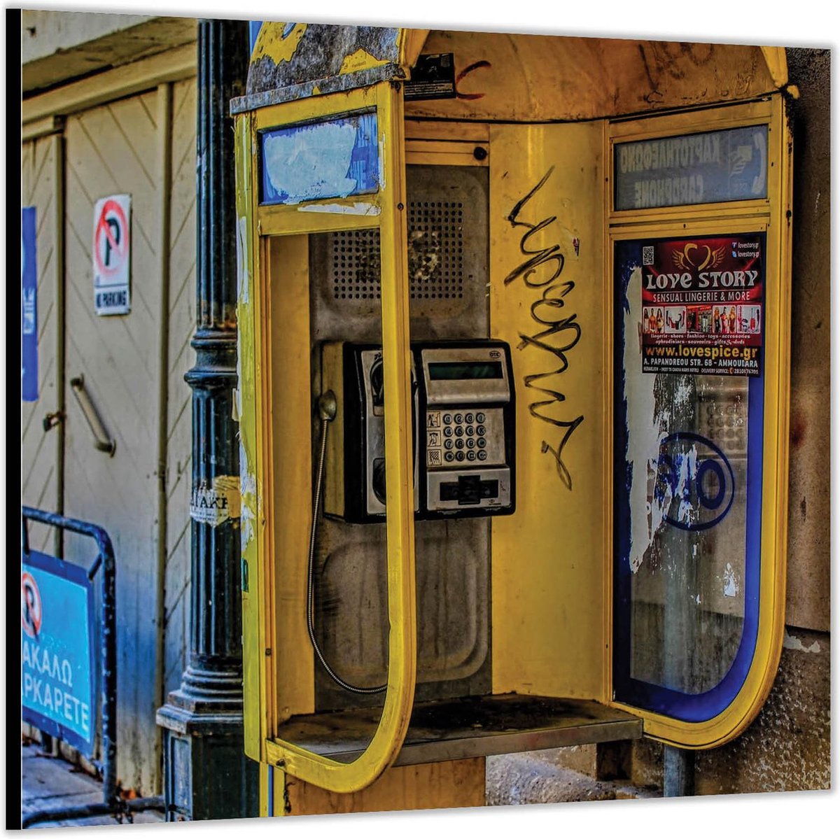 Dibond –Gele Oude Telefooncel– 50x50 Foto op Aluminium (Met ophang ...