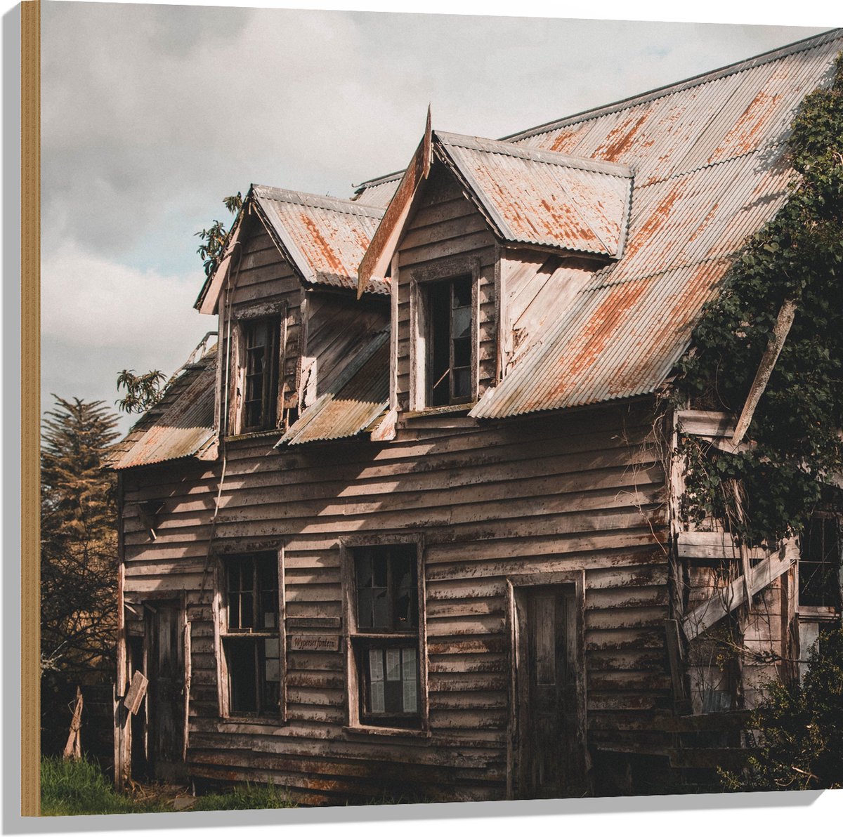 Hout - Oud Verlaten Houten Huisje aan de Straat tussen Bomen - 80x80 cm ...
