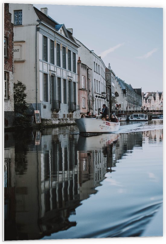 PVC Schuimplaat- Gebouwen aan het Water met Boot - 60x90 cm Foto op PVC ...