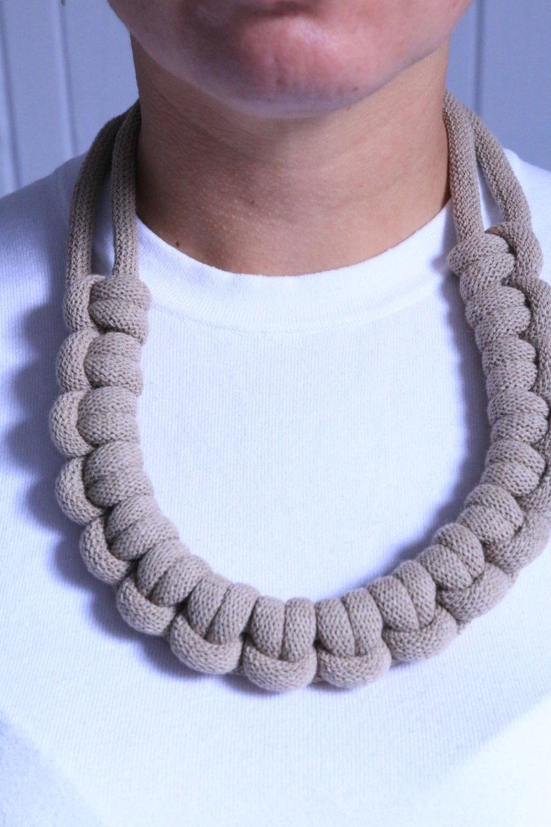 Studio Halszaak. Geknoopte ketting. Macrame statement ketting, Beige ...