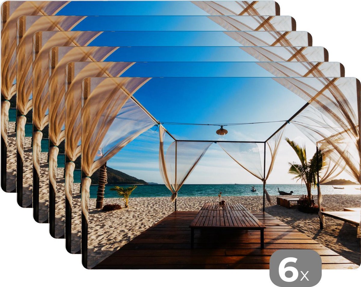 Set de table - Plateforme en bois sur une plage tropicale à Bali ...