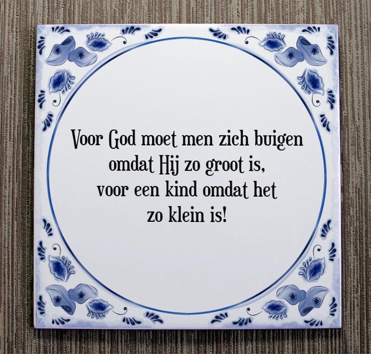 Tegeltje met Spreuk (Tegeltjeswijsheid): Voor God moet men zich buigen omdat Hij zo... | bol.com