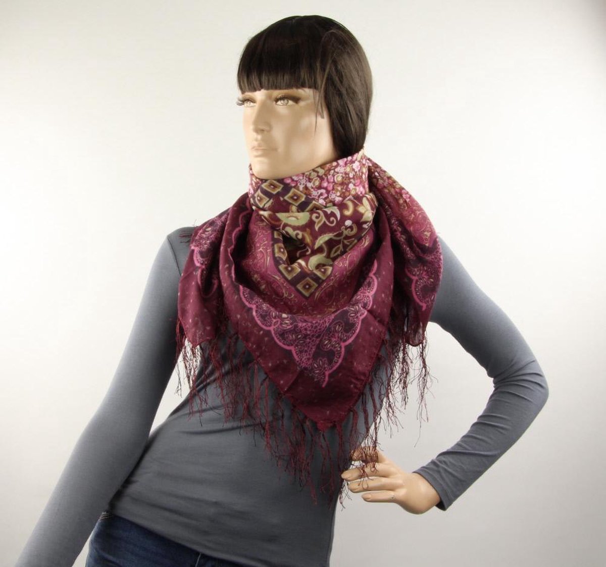 Vierkante shawl met bloemetjes en motiefjes erop in verschillende kleuren. | bol.com