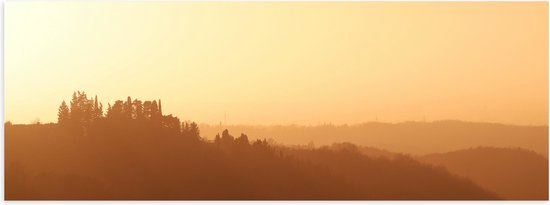 WallClassics - Poster (Mat) - Mistig Heuvel Landschap met Opkomende Zon ...