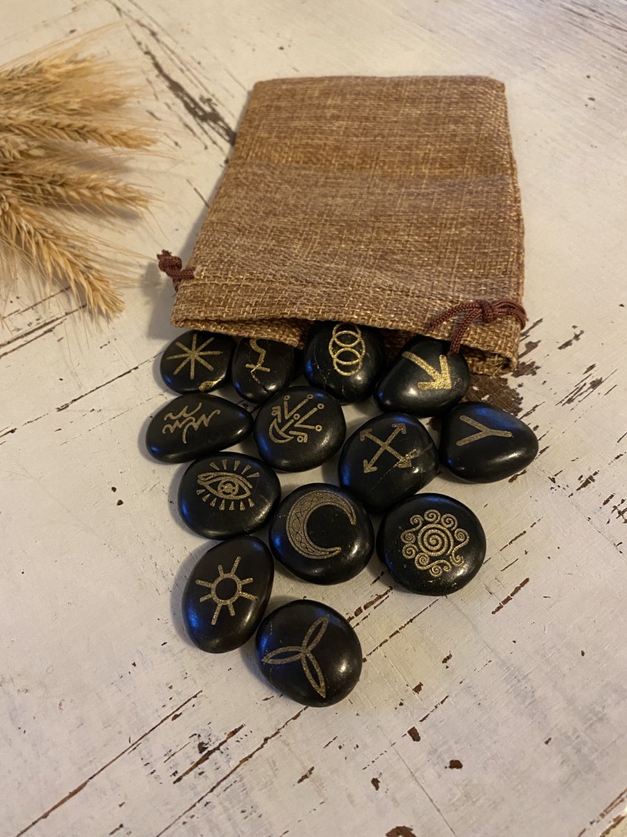Witches runes | Heksen Runen | Mooi & Magisch | Orakelstenen | Games ...