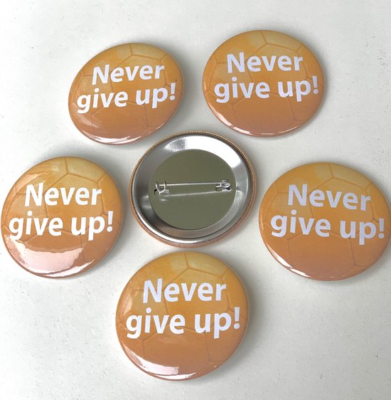 6 Buttons Never Give Up met witte tekst op oranje voetbal - oranje ...