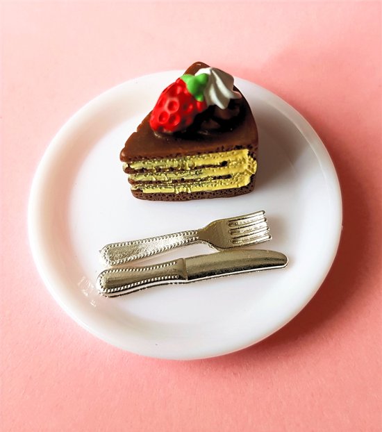 Miniatuur keuken Gebakje met bestek op bordje - Chocolade ...