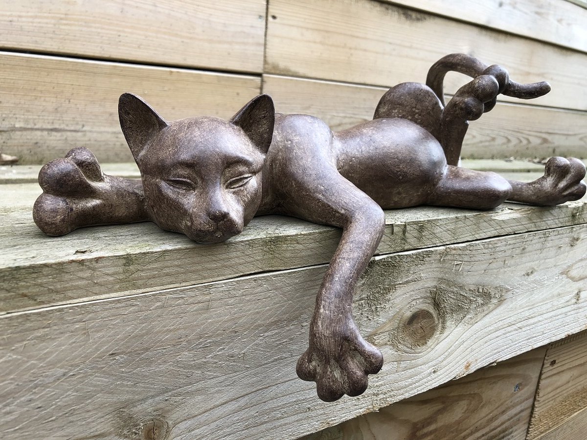 Sculptuur liggende kat uit Polystein | bol