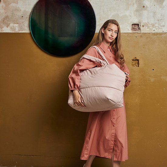Tinne+Mia Camill Big Puffy Weekend Bag Rose Smoke | bol