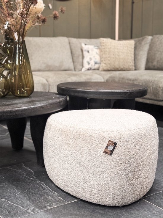 Poef organisch Mae in stof bouclé zand - hocker teddy ovaal ...