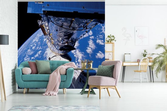 Behang - Fotobehang Space shuttle in de baan rond de aarde - Breedte ...