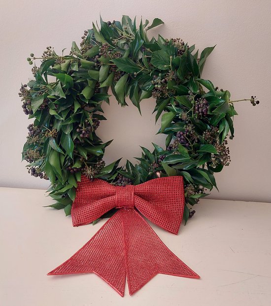 Deze handgemaakte krans van verse hedera met rode glitter strik 40cm ...