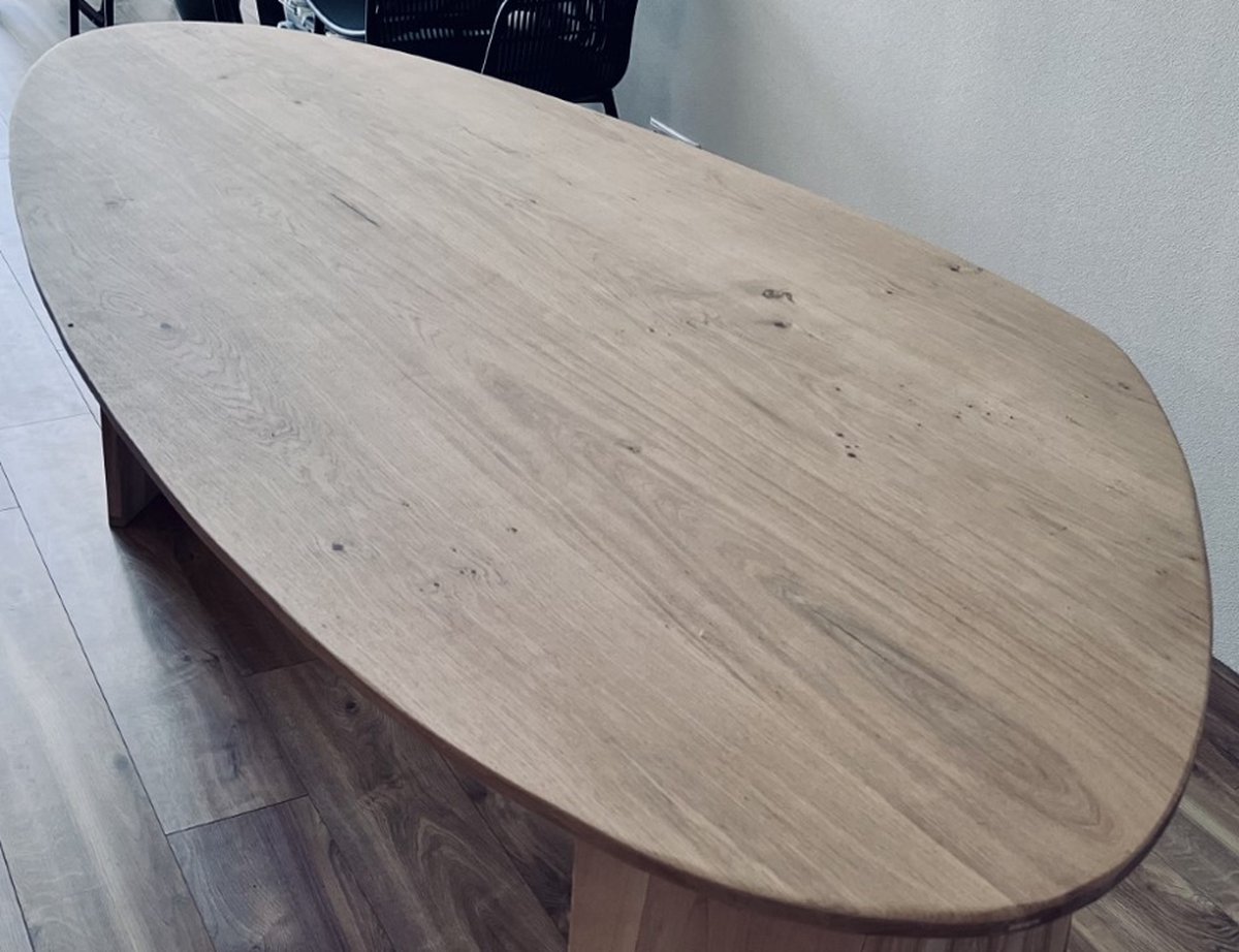 Organische Kiezel eettafel met half ovale houten poot 210 x 90 | bol.com