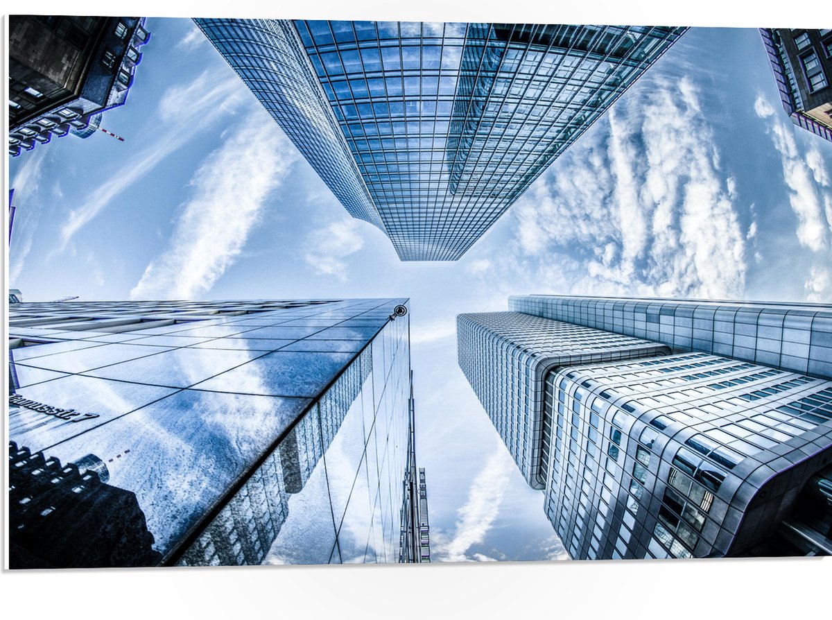 PVC Schuimplaat - Weerspiegelende hoge Gebouwen van onderaf - 75x50 cm ...