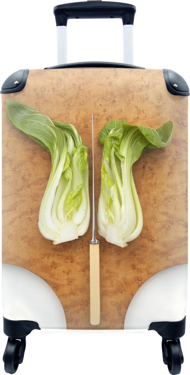 Koffer - Baby paksoi gehalveerd op een houten snijplank - Past binnen ...