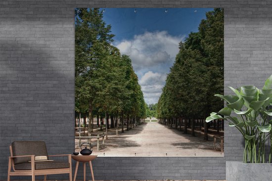 Tuin poster De tuin van het Louvre Museum met mooie groene bomen ...