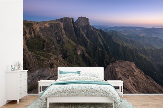 Behang - Fotobehang Ochtendschemering over de Drakensbergen en de ...