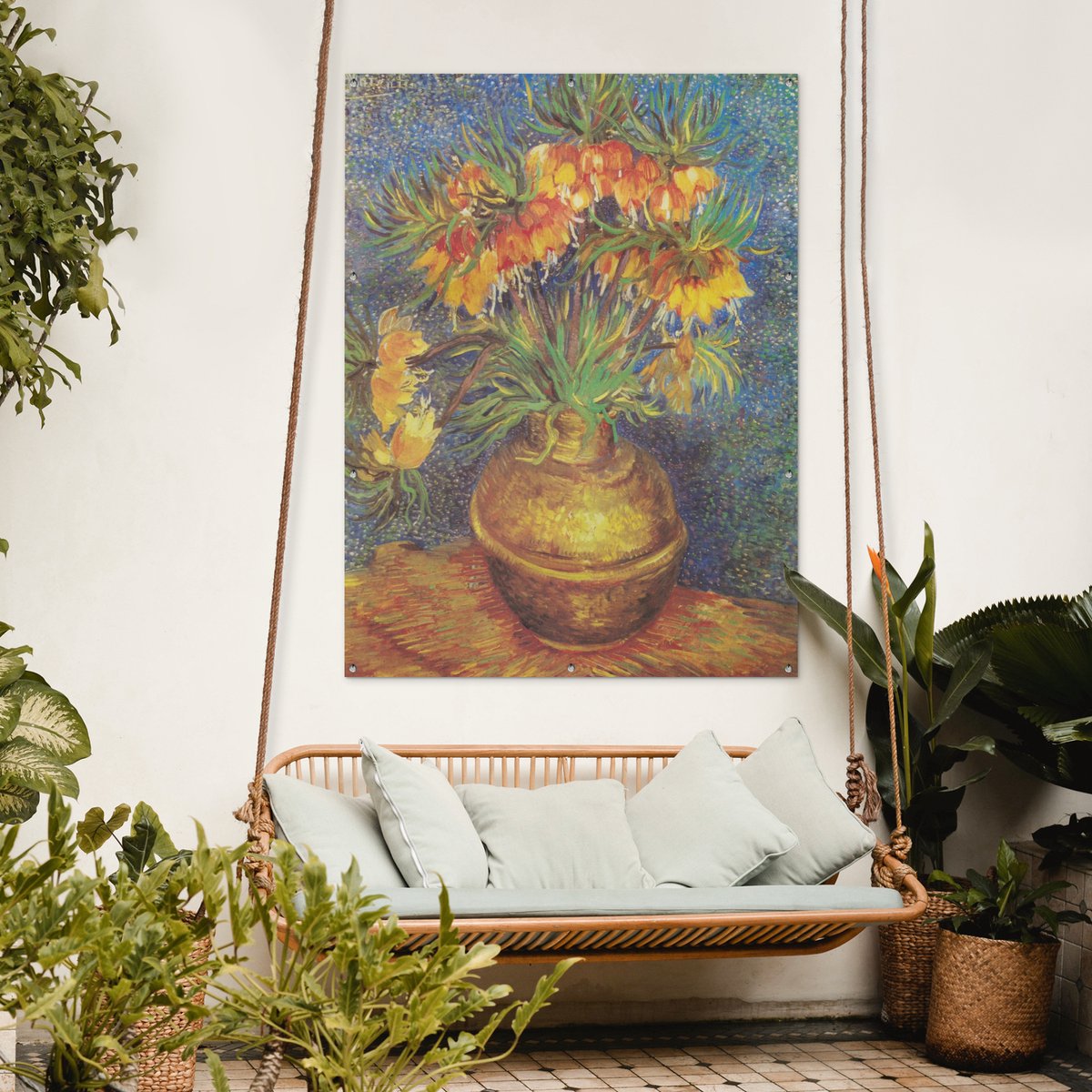 Muurdecoratie buiten Keizerlijke kronen in een koperen vaas - Vincent ...