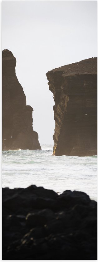 WallClassics - Poster (Mat) - Grote Rotsen in Water - 50x150 cm Foto op ...