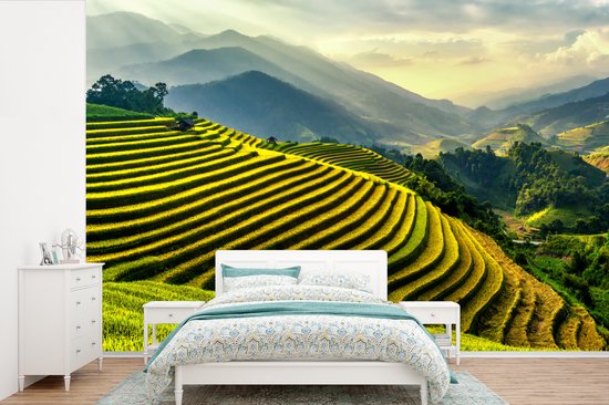 Behang - Fotobehang Terrassen van rijstvelden met een berglandschap in ...