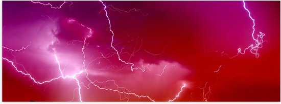 Poster (Mat) - Flle Bliksemschichten in het Paars en Rood boven Dorp ...