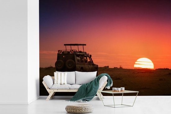 Behang - Fotobehang Jeep rijdt over de steppe van Kenya met ondergaande ...