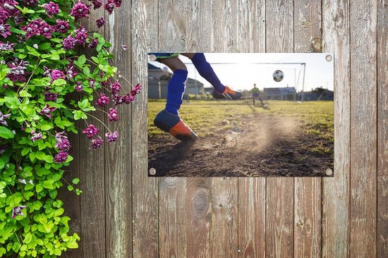 Tuinposters buiten Jongen schiet op doel - 90x60 cm | bol.com