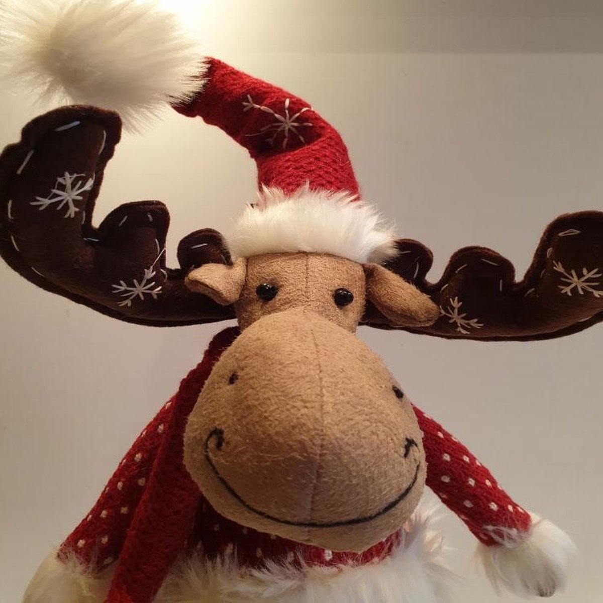 Rendier Eland staand op 2 poten met rood gestipte jas 60 cm | bol