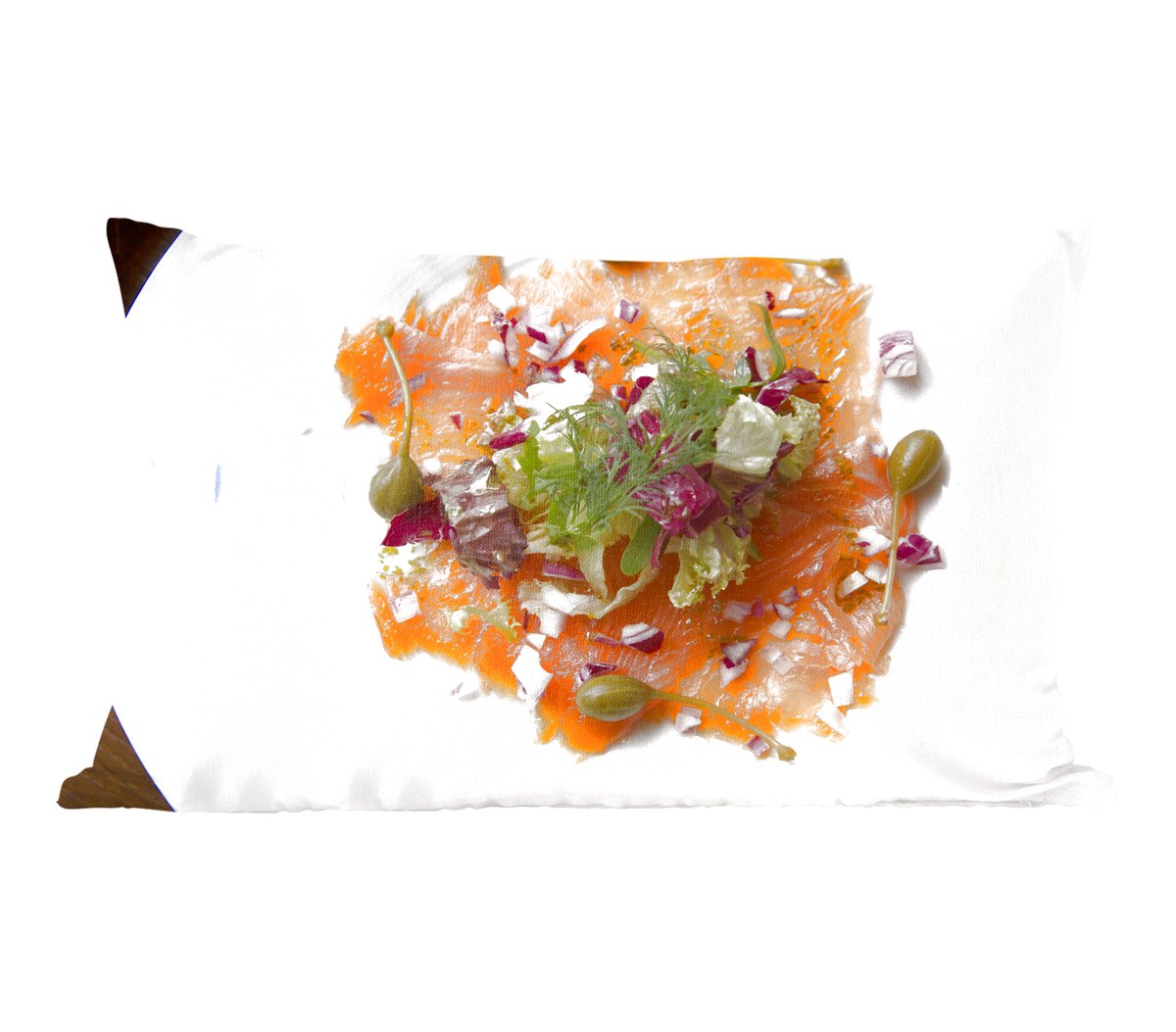 Gerecht uit de Noorse keuken met gerookte zalm en kapertjes met ui ...